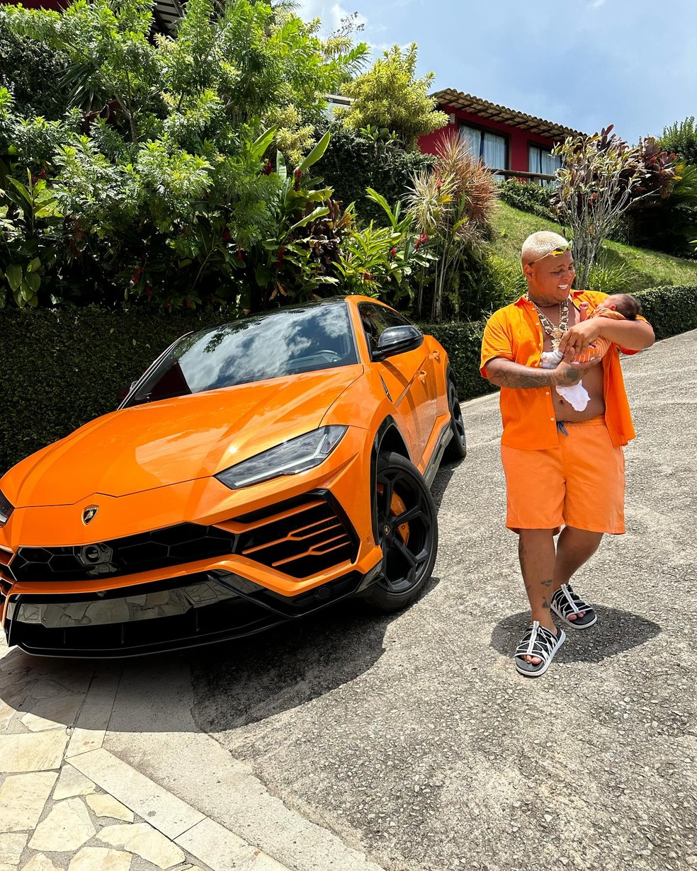 MC Ryan posa com filha ao lado de carrão que custa mais de R$ 4 milhões ...