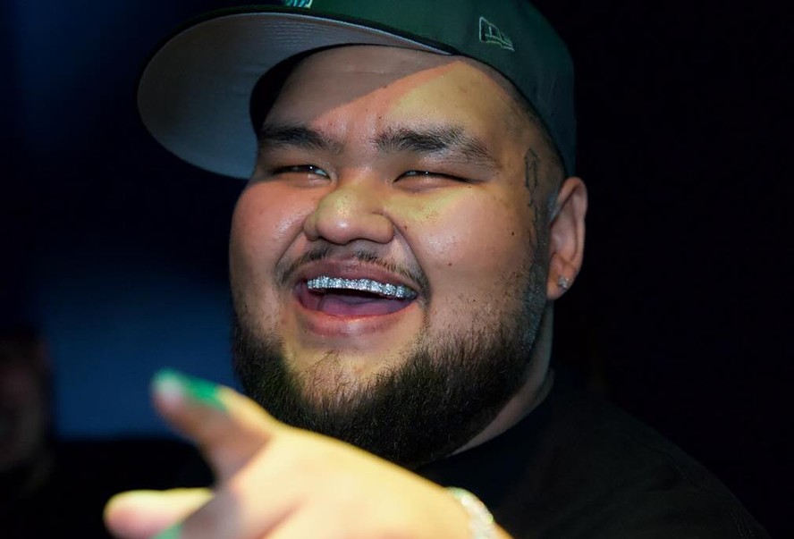 Humorista Ken Flores morre aos 28 anos durante sua turnê