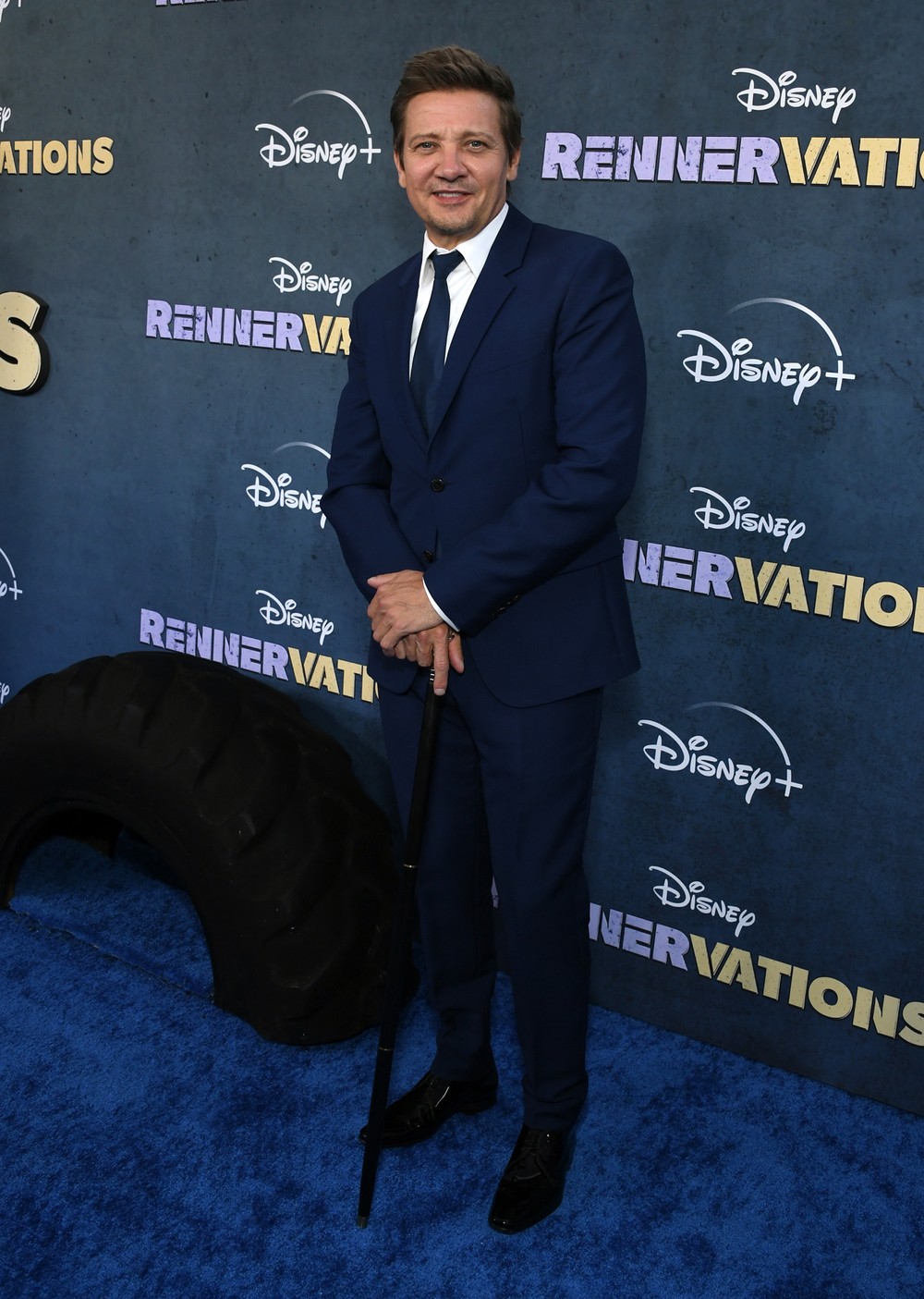 Jeremy Renner vai a primeiro red carpet após gravíssimo acidente