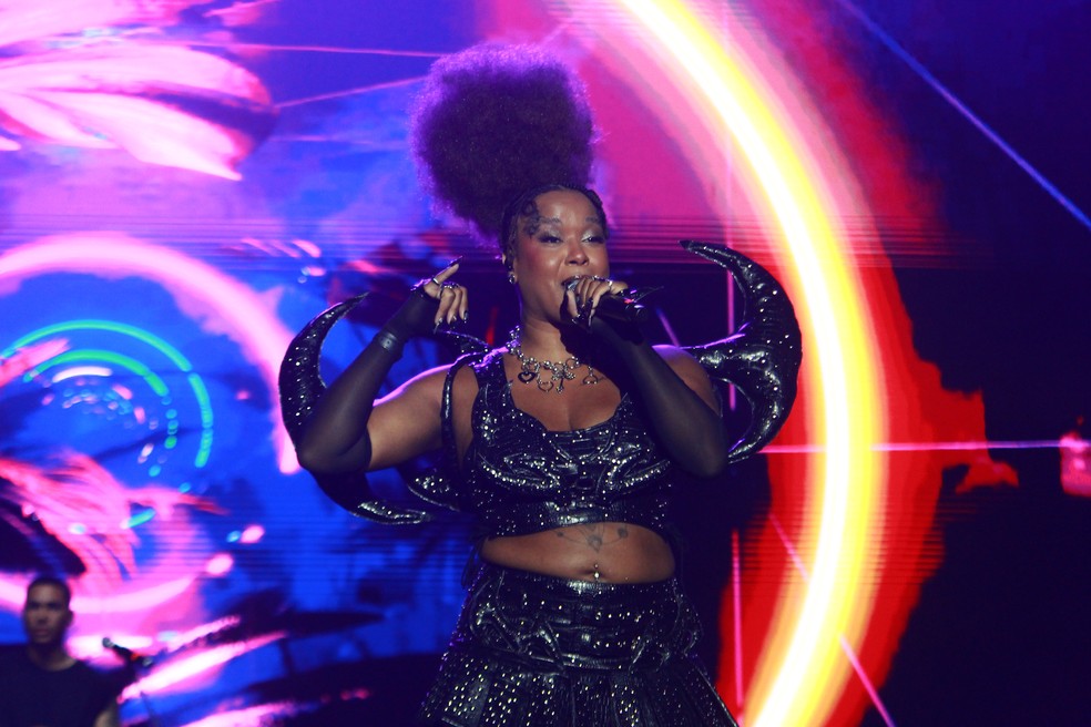 De regata e fenda, filha de Xanddy e Carla Perez faz aparição rara em ...