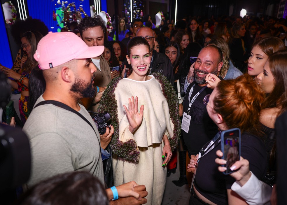 Camila Queiroz desfila na SPFW com look de planta cultivada no tecido