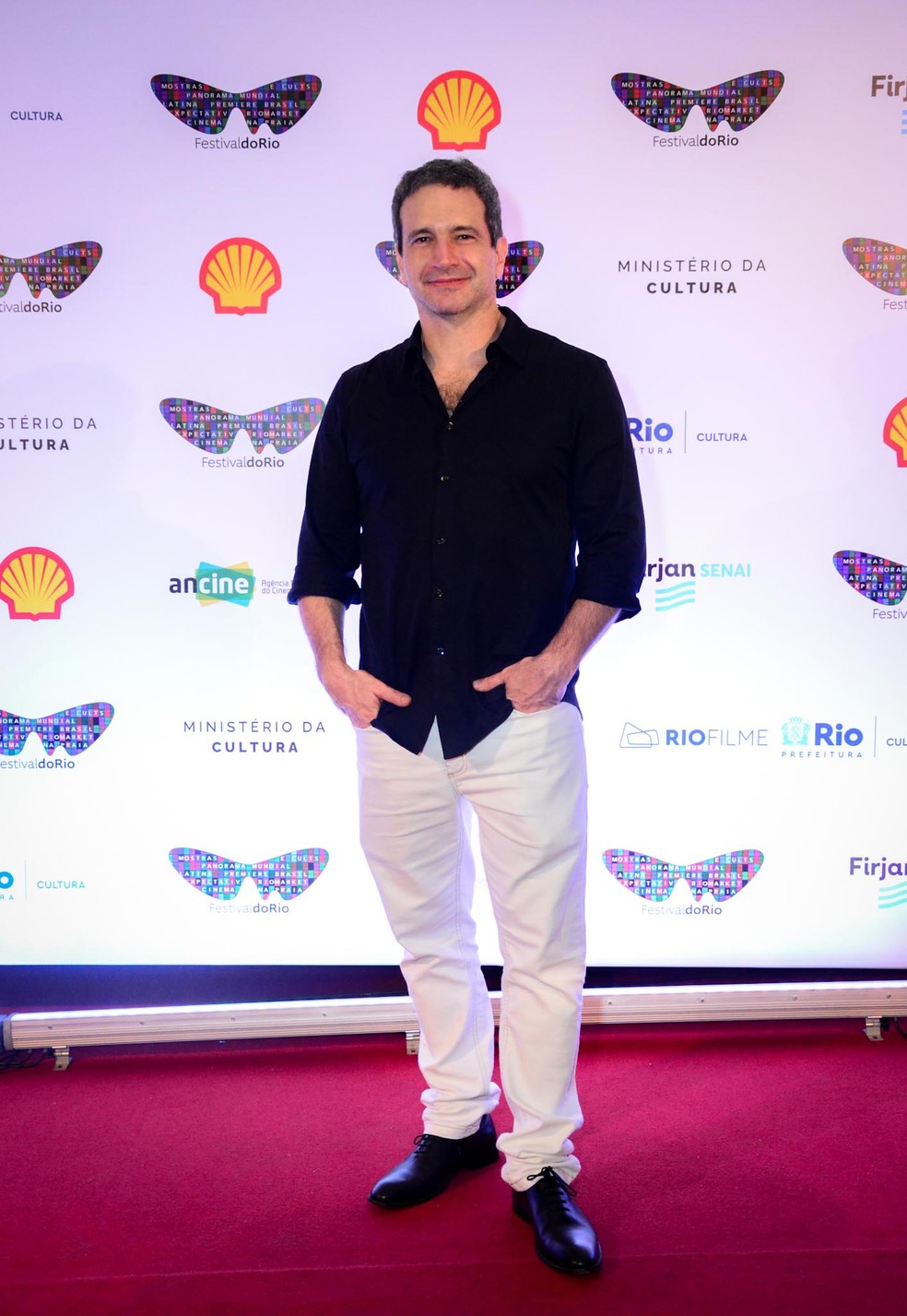 Caco Ciocler surpreende e aparece de visual novo sem barba; compare