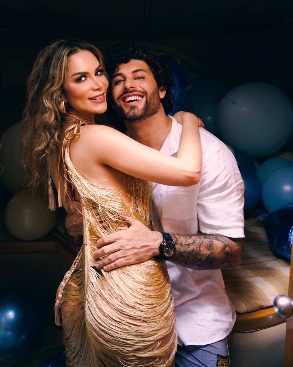 Jesus Luz e a namorada, Camila Stroligo, comemoram aniversário juntos em passeio de iate no Rio