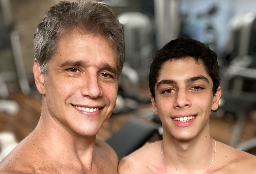 Marcio Garcia posa sem camisa ao lado do filho de 15 anos: 'Tempo de ...