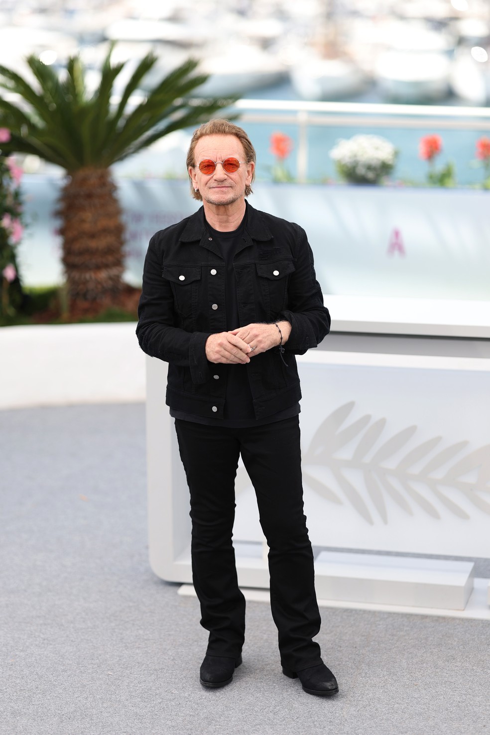 Bono Vox, do U2, inova em série de poses no Festival de Cannes 2025; fotos