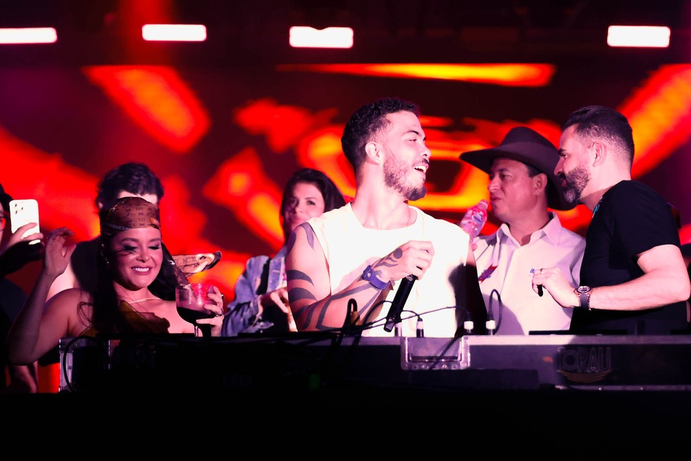 Maraisa 'se joga' no set de DJ Ronald em encerramento de navio com a ...