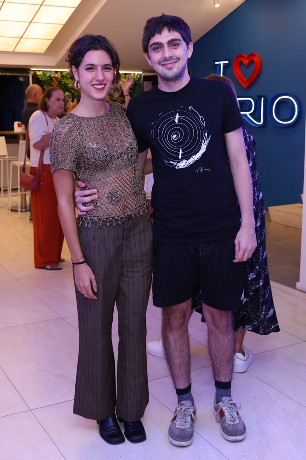 José Bial, filho de Pedro Bial, é visto aos beijos com atriz Flora Camolese