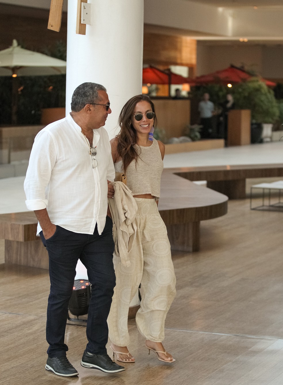 Anitta vai ao cinema com o pai e atende fãs no Rio de Janeiro; fotos