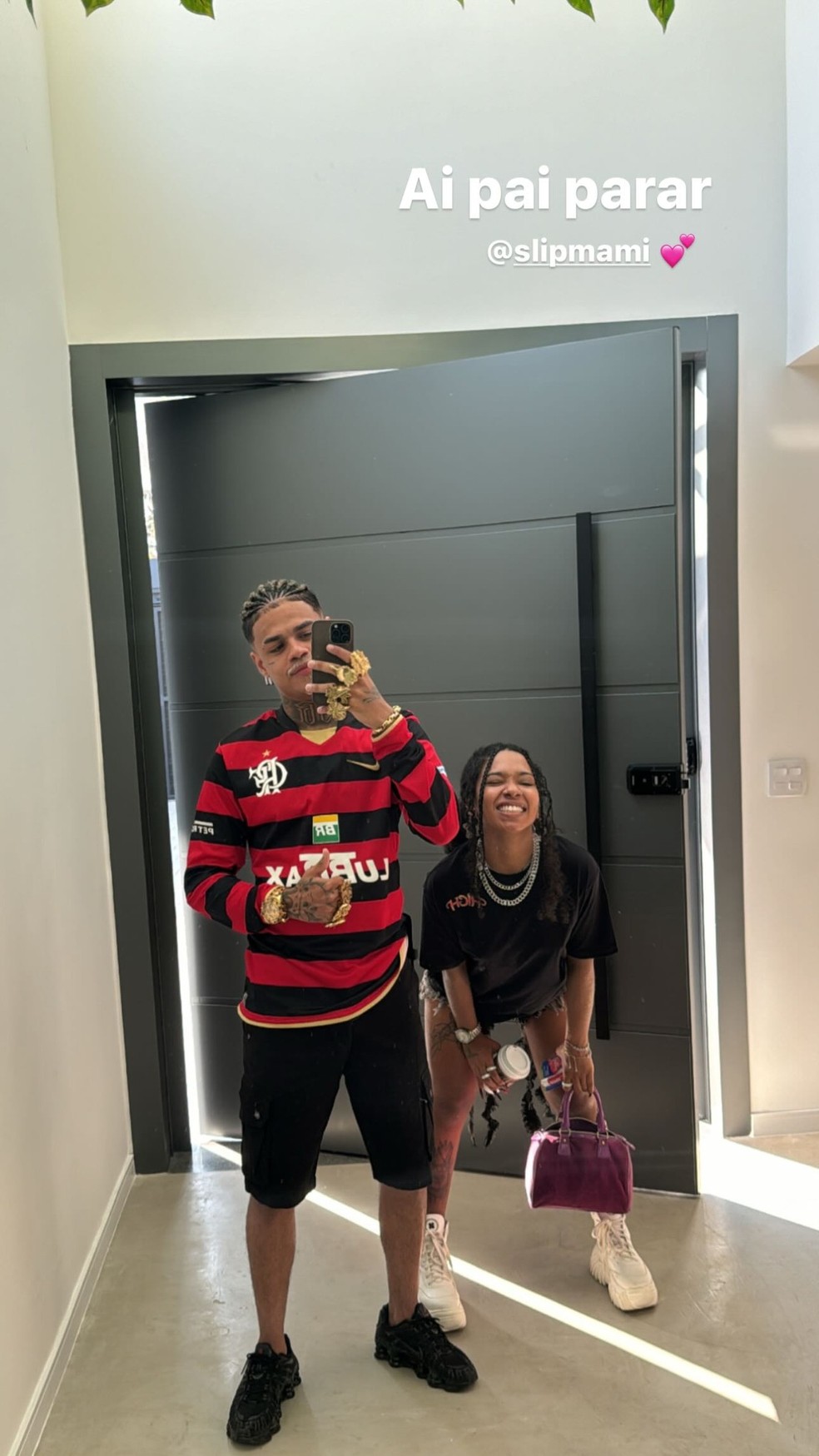 Em meio a rumores de affair, MC Cabelinho dá lambida em Slipmami; confira