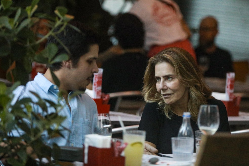 Discreta, Maitê Proença faz aparição rara com a filha, a neta e o genro