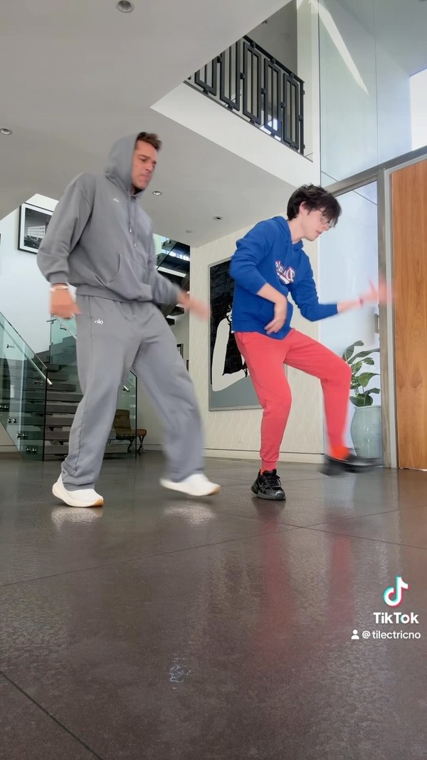 Ricky Martin dança com o filho de 16 anos e web pira; assista
