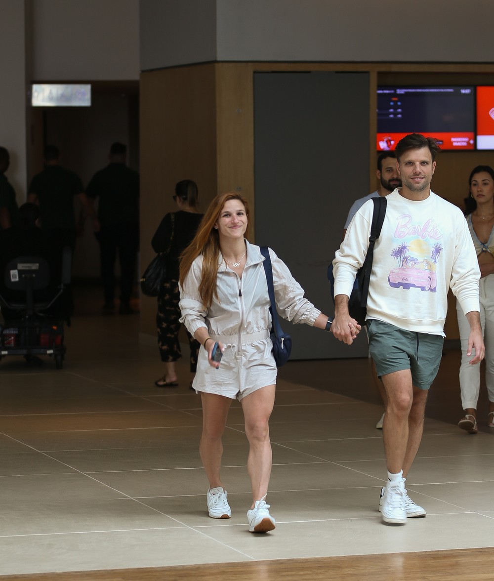 Jade Barbosa faz rara aparição com o noivo em shopping no Rio