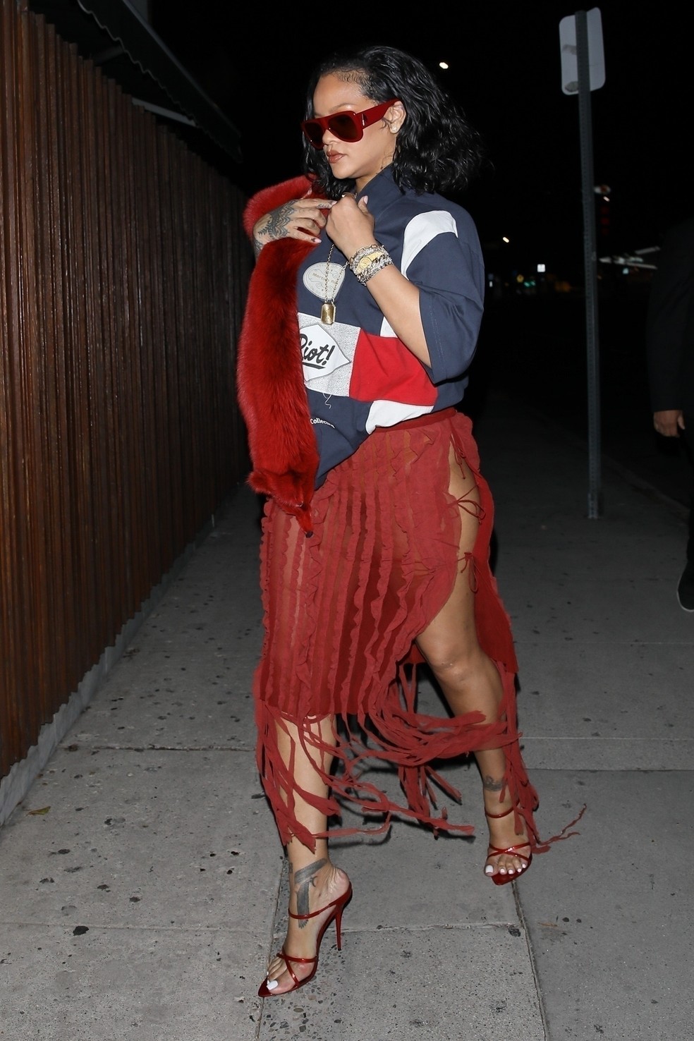 Rihanna monta look sexy com fenda até o quadril para curtir noite em ...