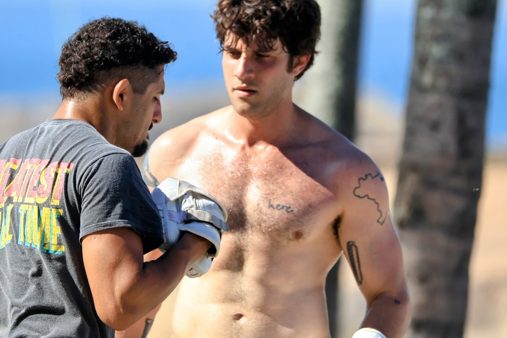 Chay Suede aproveita folga para pegar pesado em treino de boxe ao ar livre