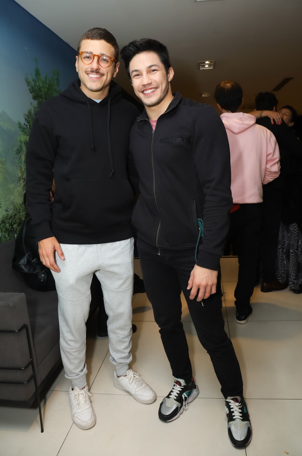 Ginasta Arthur Nory faz rara aparição com o namorado, João Otávio Tasso