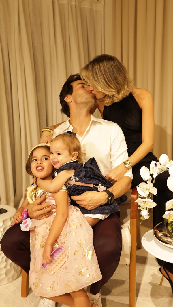 Carol Batista recebe carinho de Kaká e das duas filhas em lançamento ...