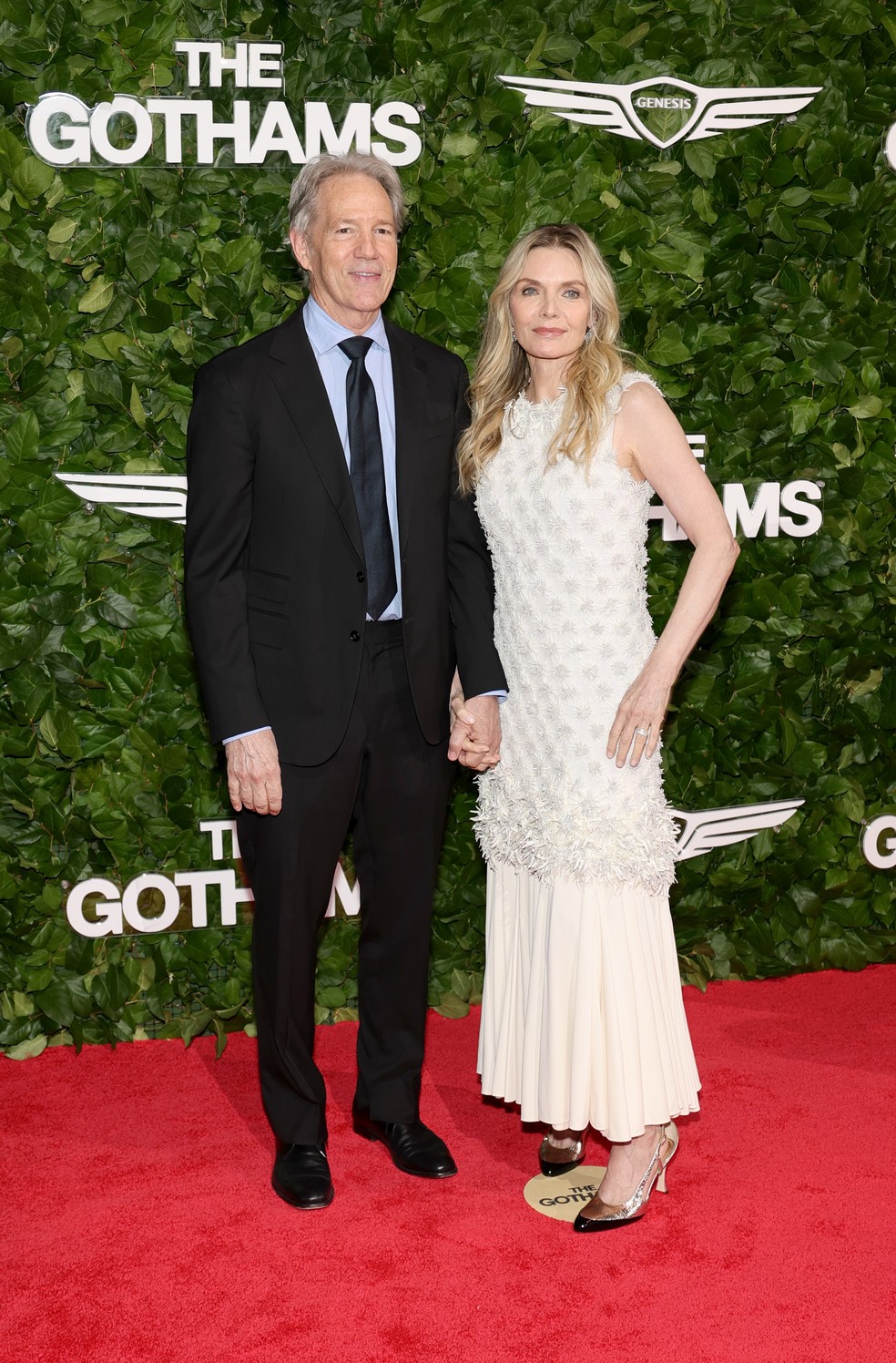 Eterna Mulher-Gato, Michelle Pfeiffer relembra 'Batman' e lambe troféu ...