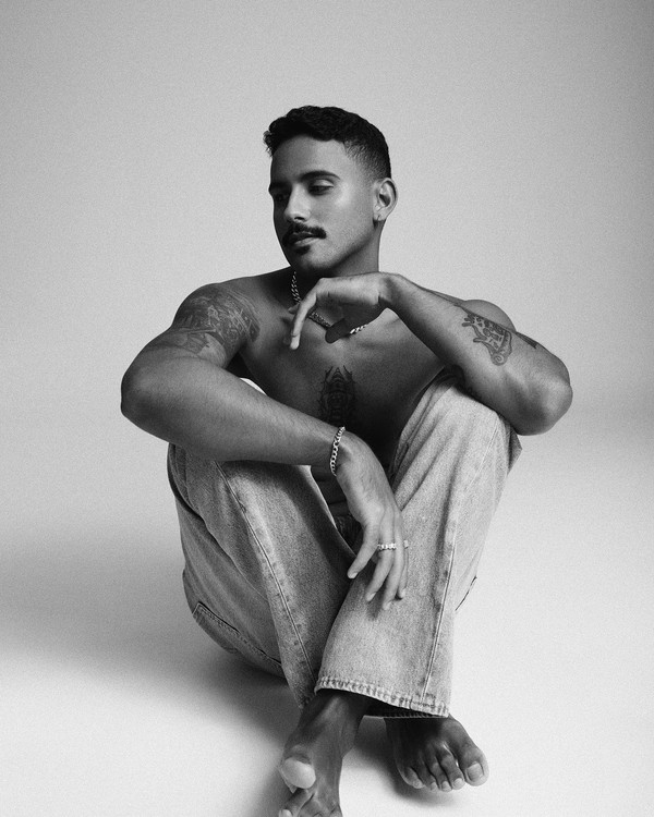 Lucas Pizane surge sem camisa em novas fotos mas pés chamam atenção ...