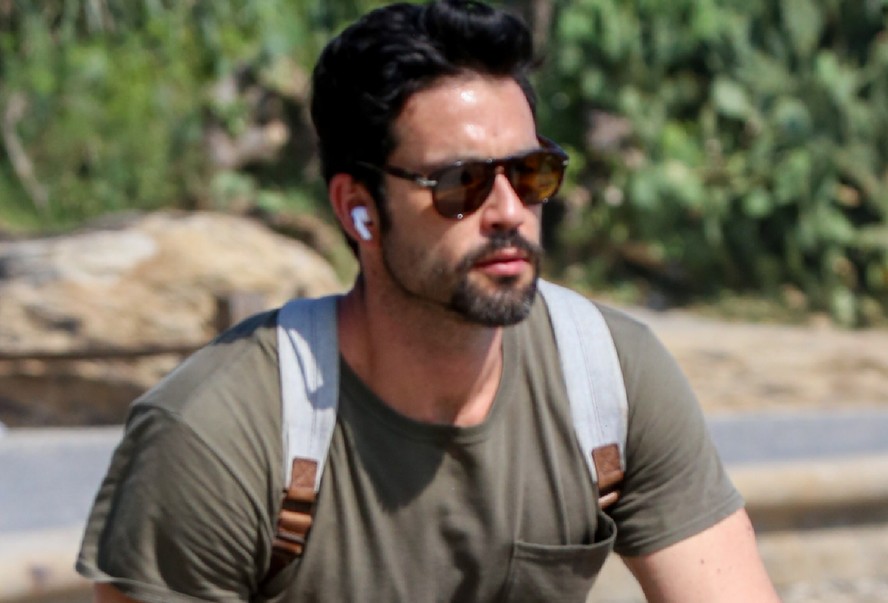 Sergio Marone aproveita dia ensolarado pedalando em orla da Praia do ...