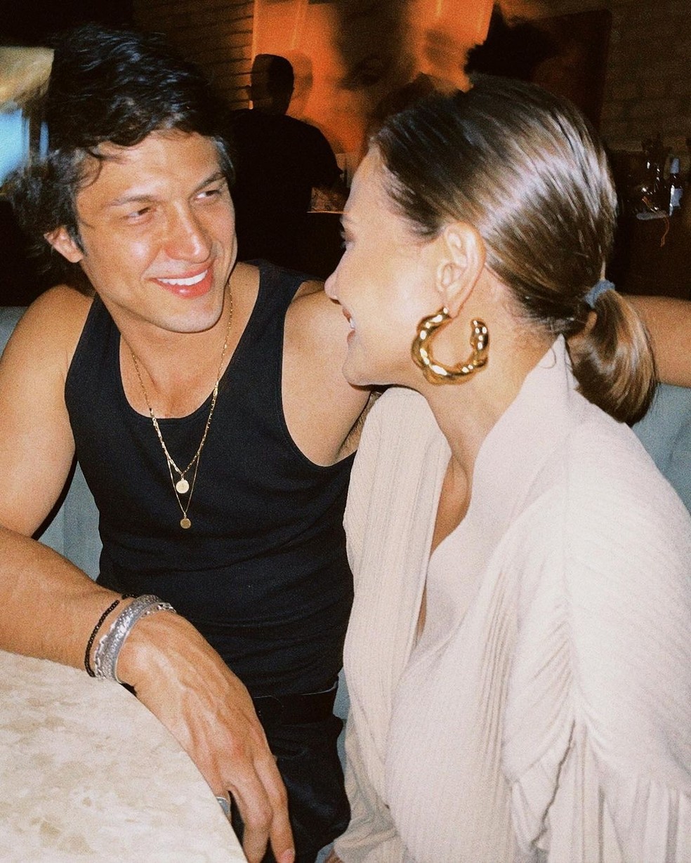 Romulo Estrela mostra visual renovado em jantar romântico com a mulher