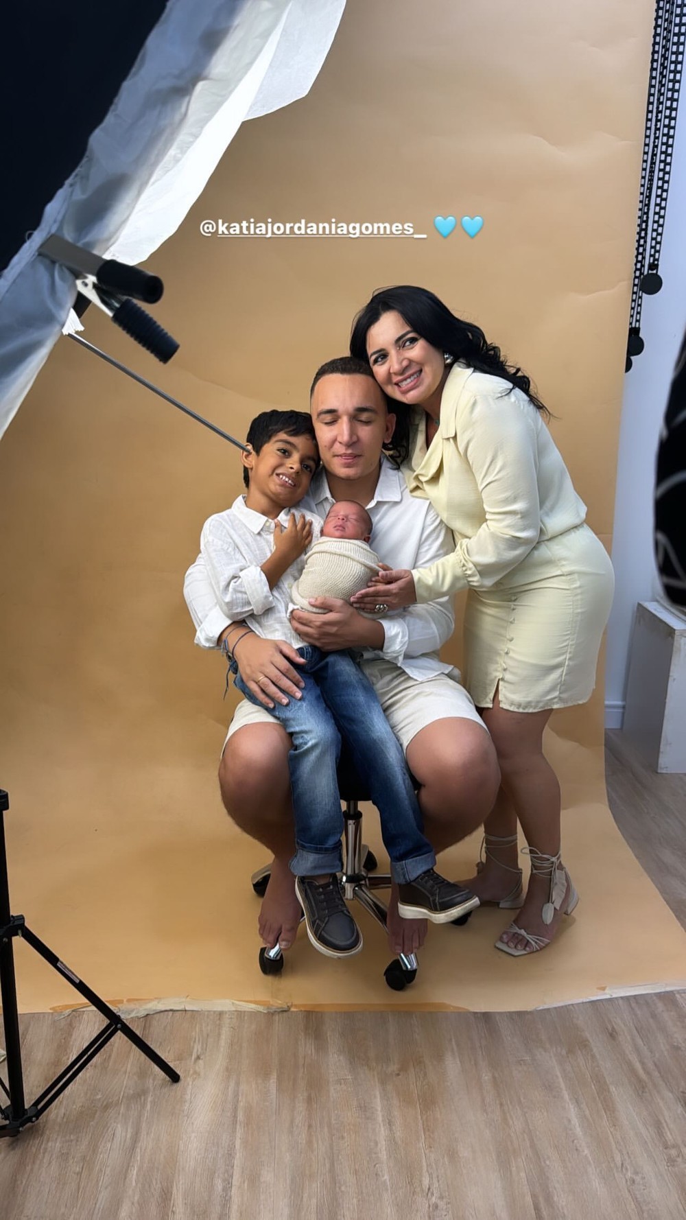João Gomes e Ary Mirelle fazem ensaio newborn do filho