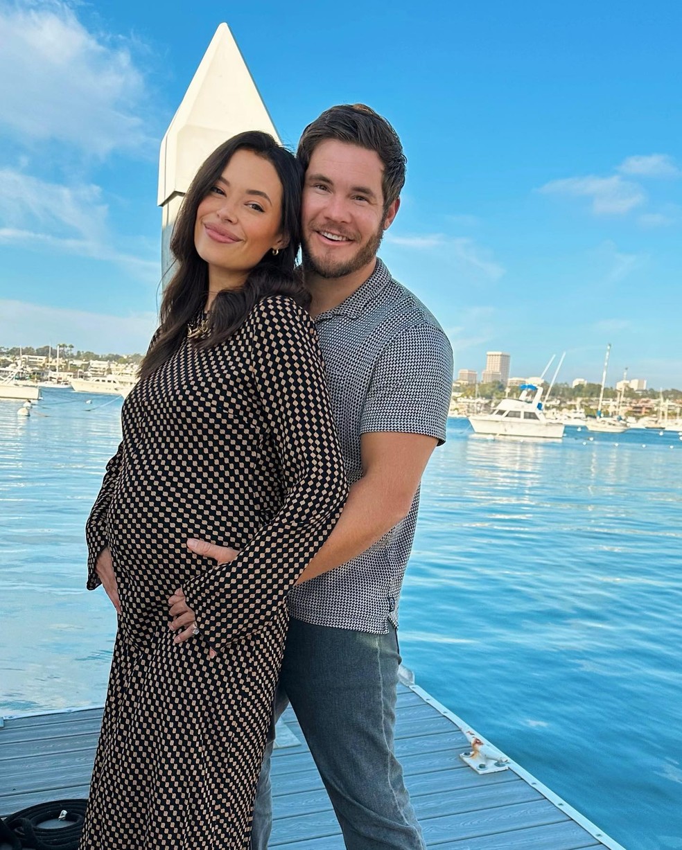 Adam Devine, de 'Modern Family', espera primeiro bebê com Chloe Bridges ...