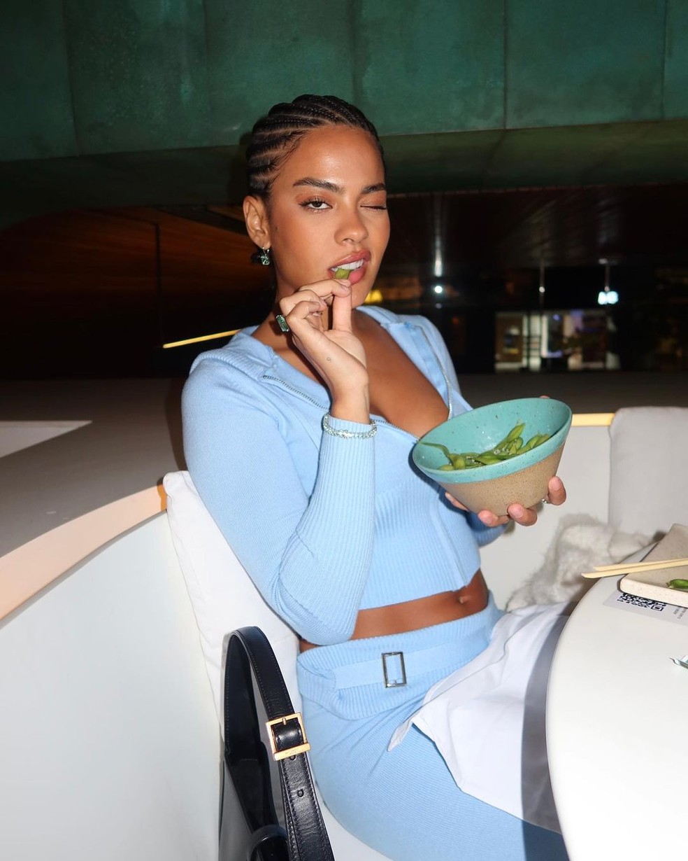 Bella Campos exibe barriga chapada com look estilo anos 2000