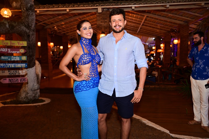 Ex-BBBs e celebridades apostam em looks azuis para luau na 1ª noite do ...