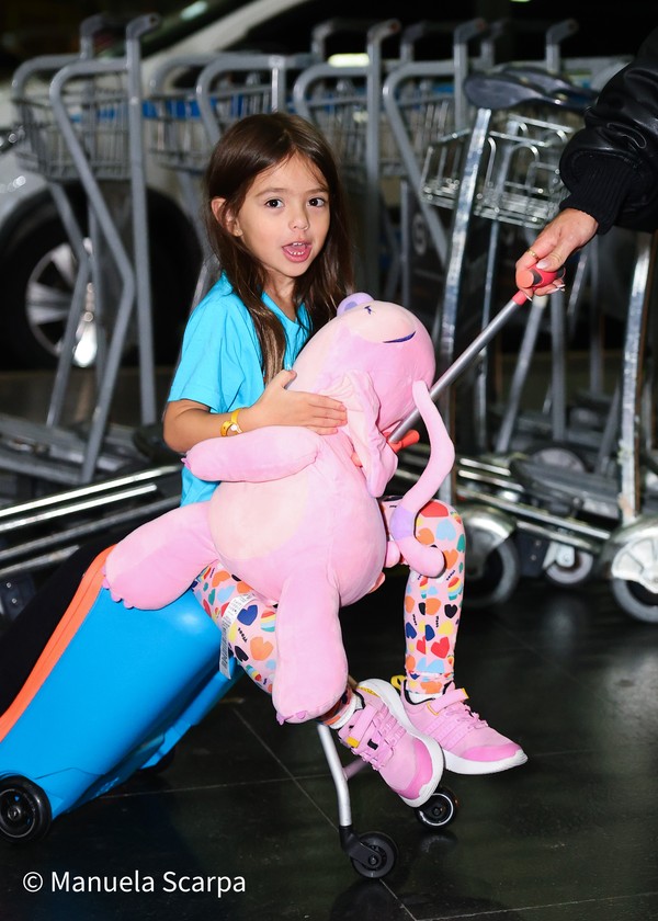 Sabrina Sato desembarca com Zoe em São Paulo após viagem para Paris