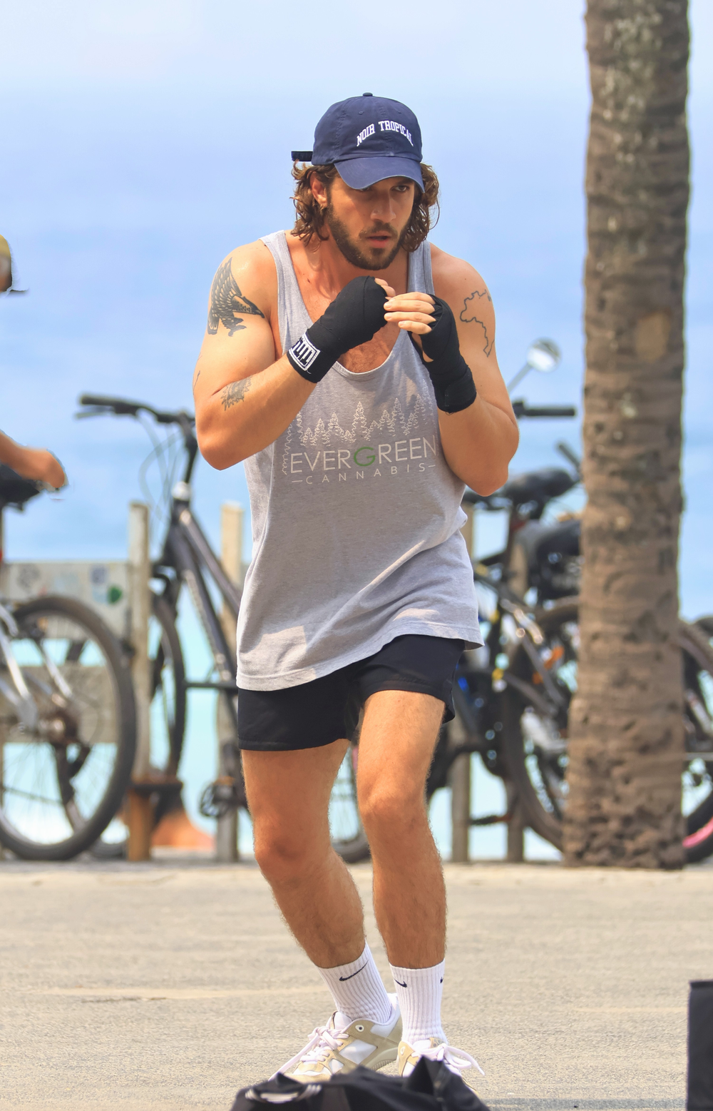 De corda a boxe, Chay Suede treina pesado em domingo de praia no Rio de ...