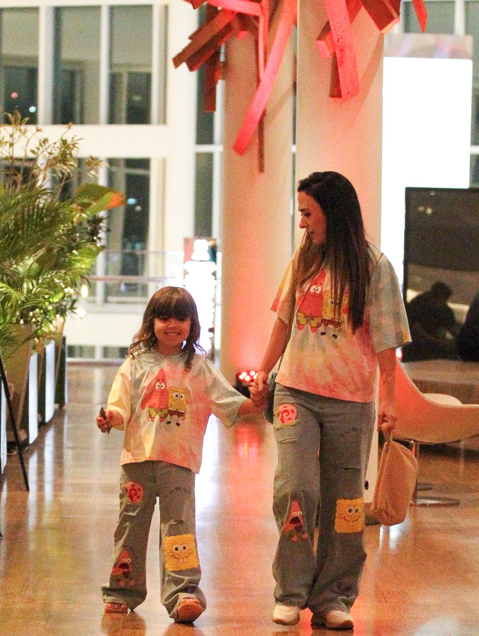 Tata Werneck e filha usam looks iguais para passeio no shopping