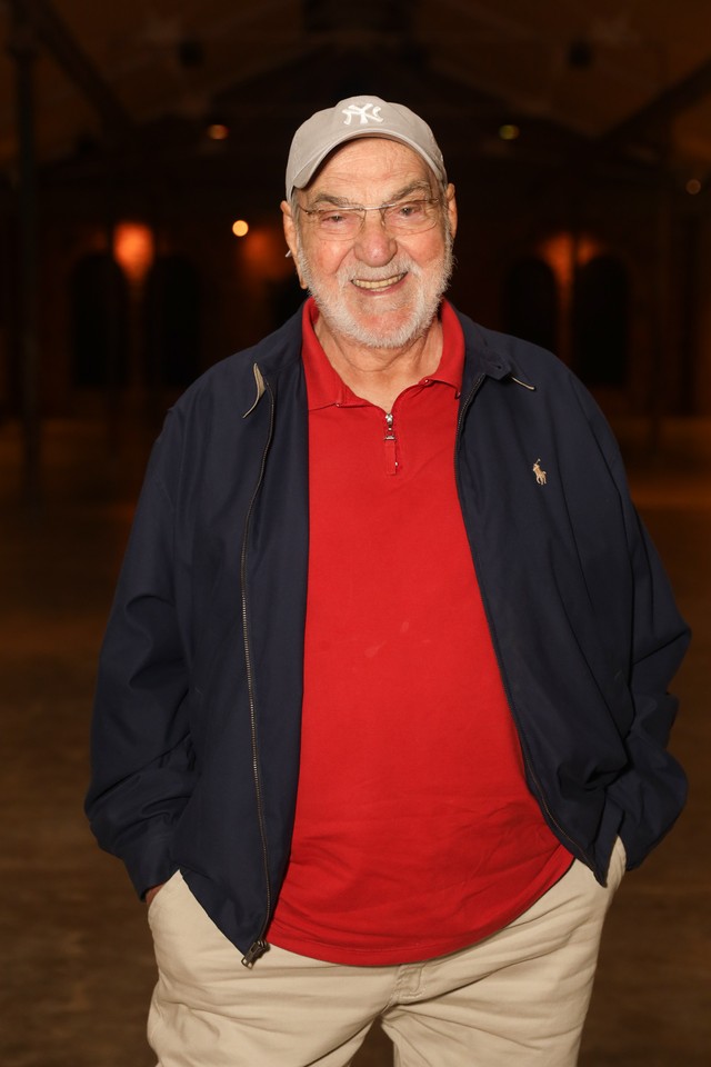 Aos 94 anos, Lima Duarte faz rara aparição com a filha e a neta