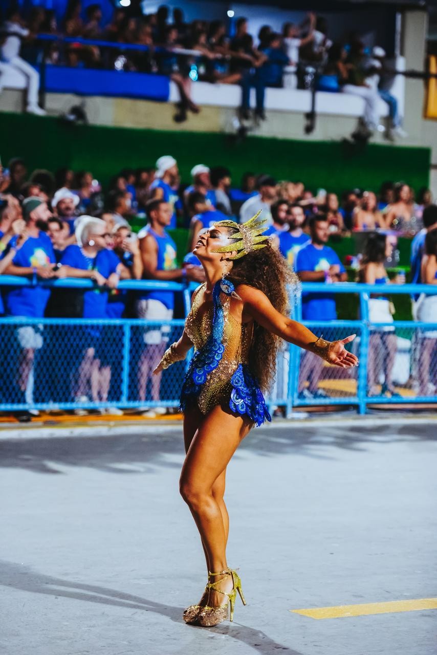 Lore Improta celebra mais um desfile como musa da Viradouro: 'Lugar ...