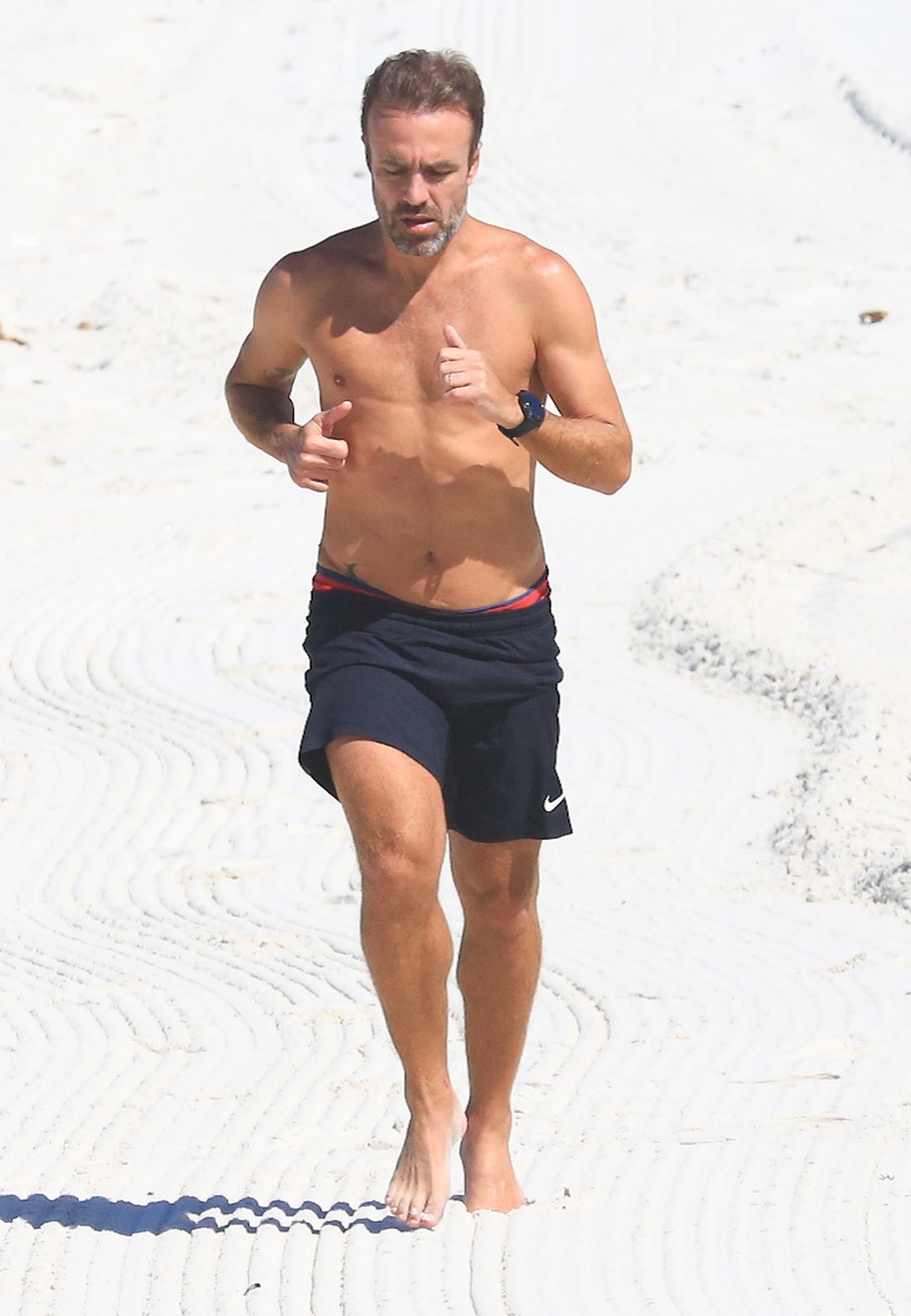 Roger Flores se exercita em praia carioca