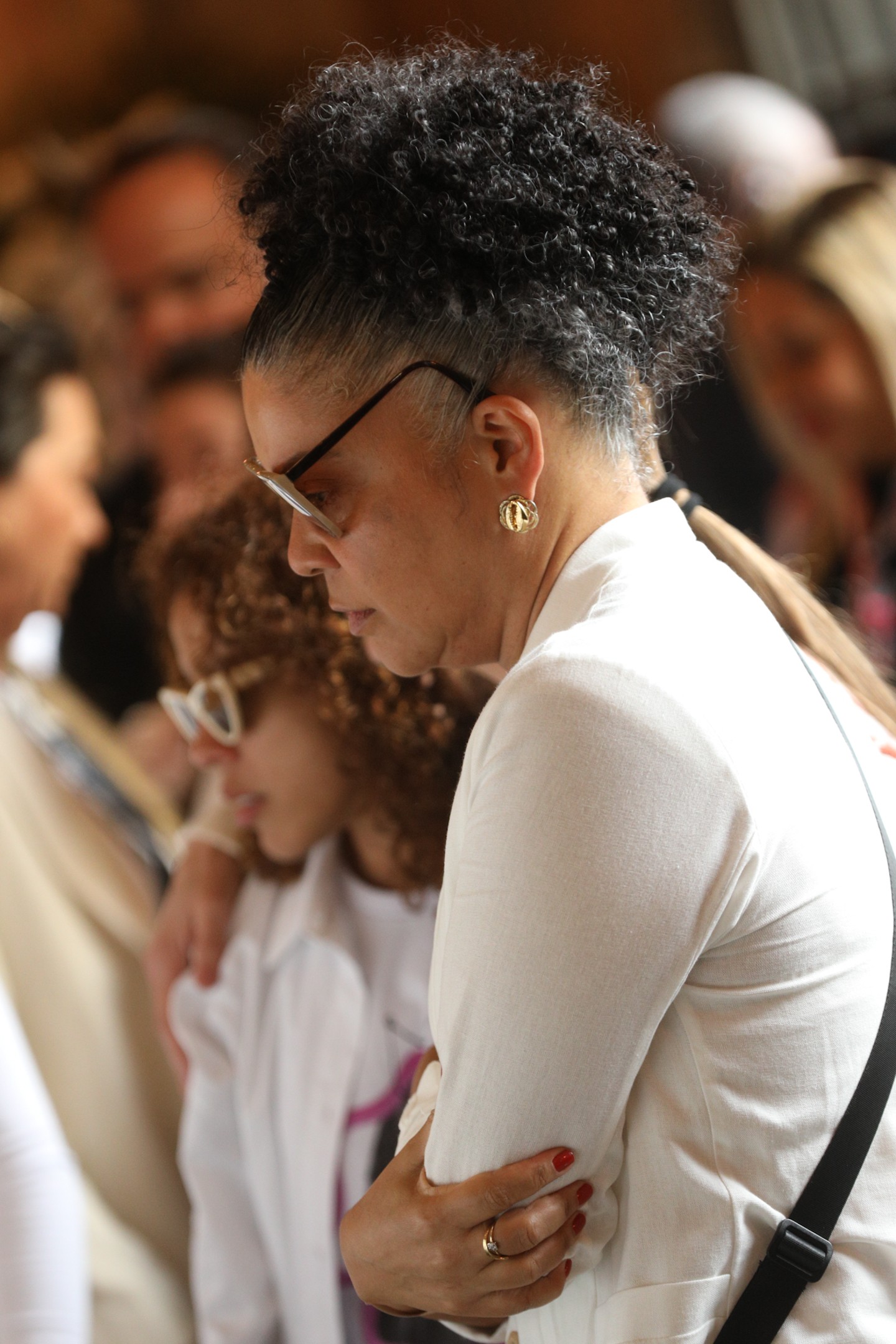 Maria Gil, irmã de Preta Gil, se emociona em velório de cantora