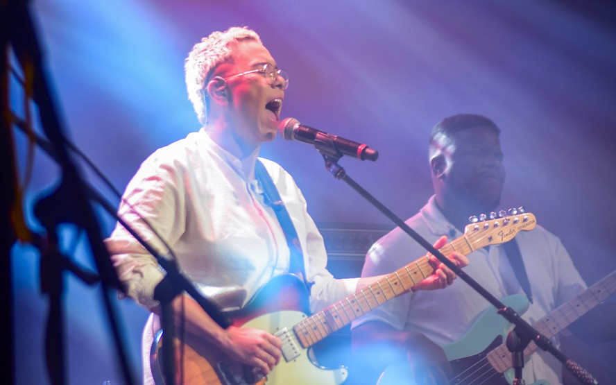 Em aparição rara, noiva de Maria Gadú prestigia show cantora em SP