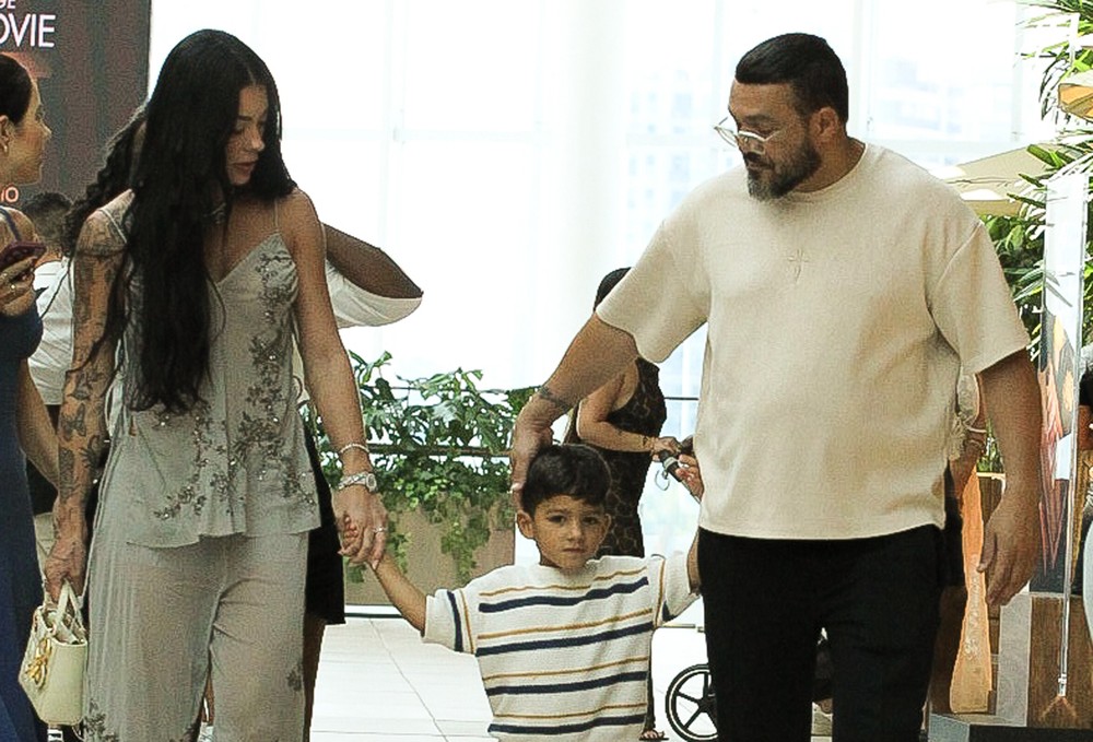 Belo passeia com Rayane Figliuzzi e o enteado em shopping do Rio; vídeos