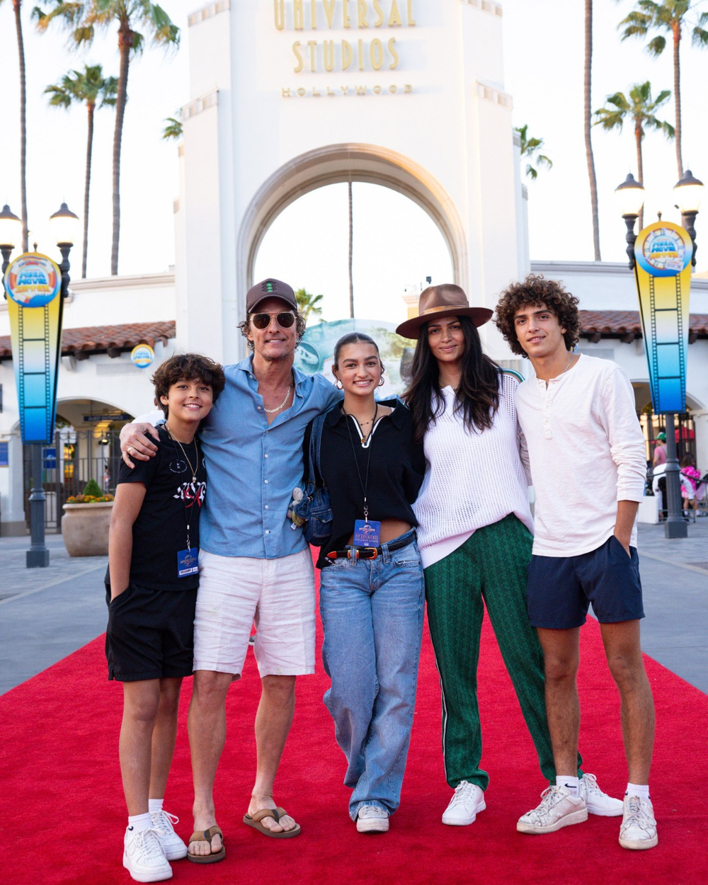 Matthew McConaughey e Camila Alves posam com três filhos em parque na ...