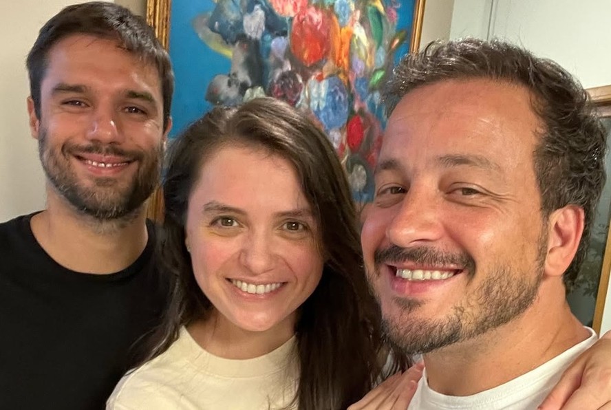 Monica Iozzi posa com namorado e amigo entrega