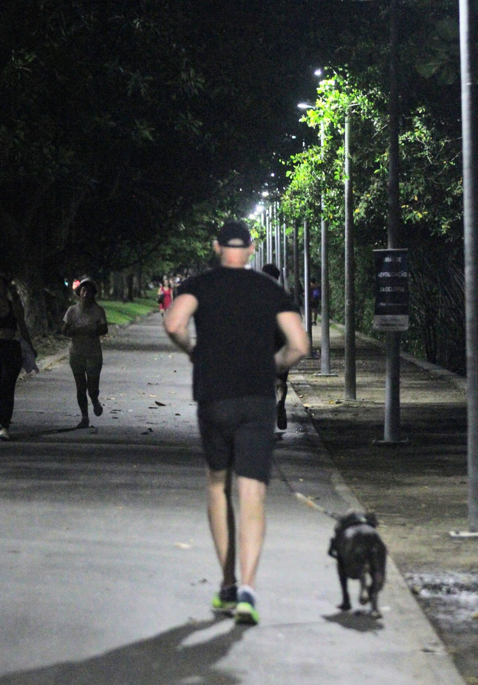 Ex-jogador Tande faz corrida com cachorro na Lagoa, no Rio