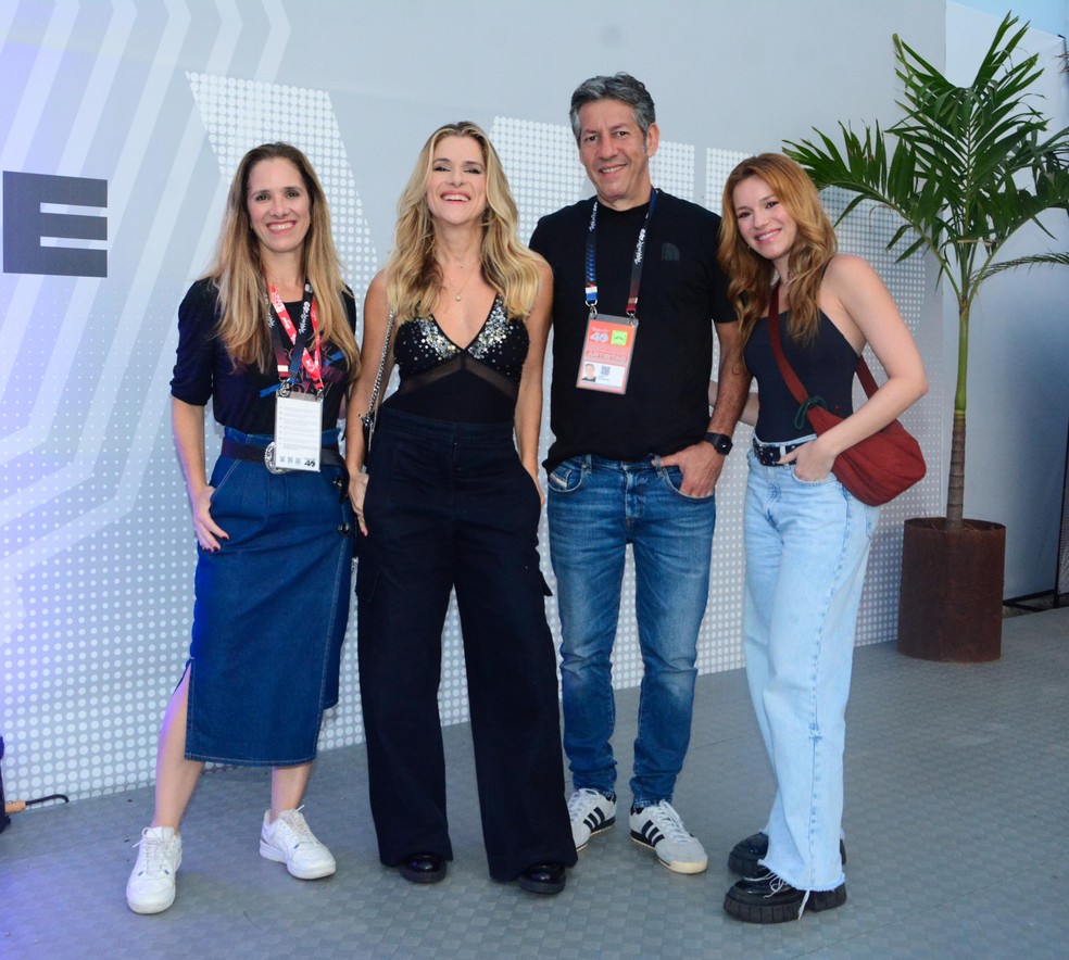 Gêmeas? Ingrid Guimarães vai com irmã, sobrinha e marido ao Rock in Rio