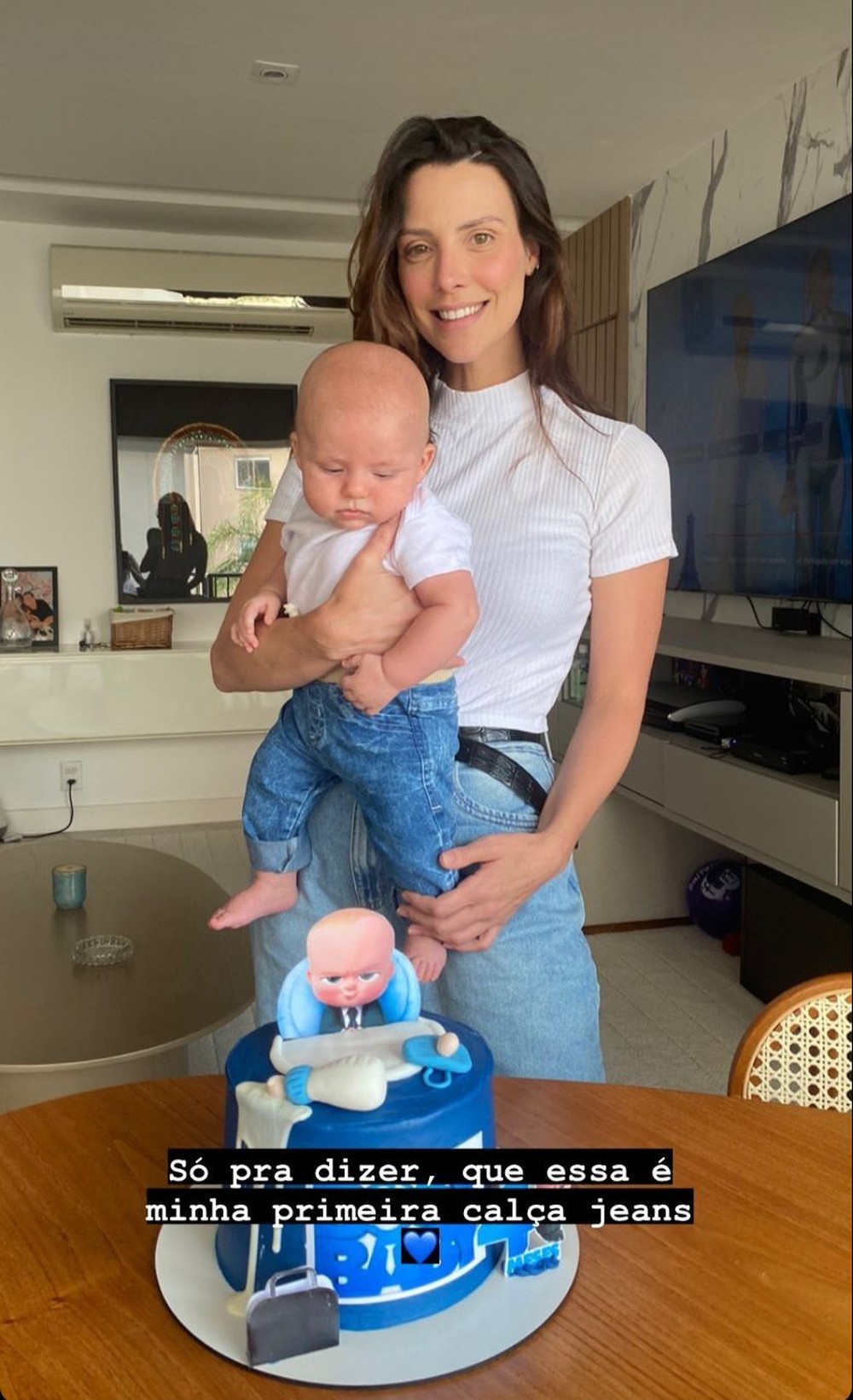 Camila Rodrigues mostra filho de 4 meses com 'primeira calça jeans'