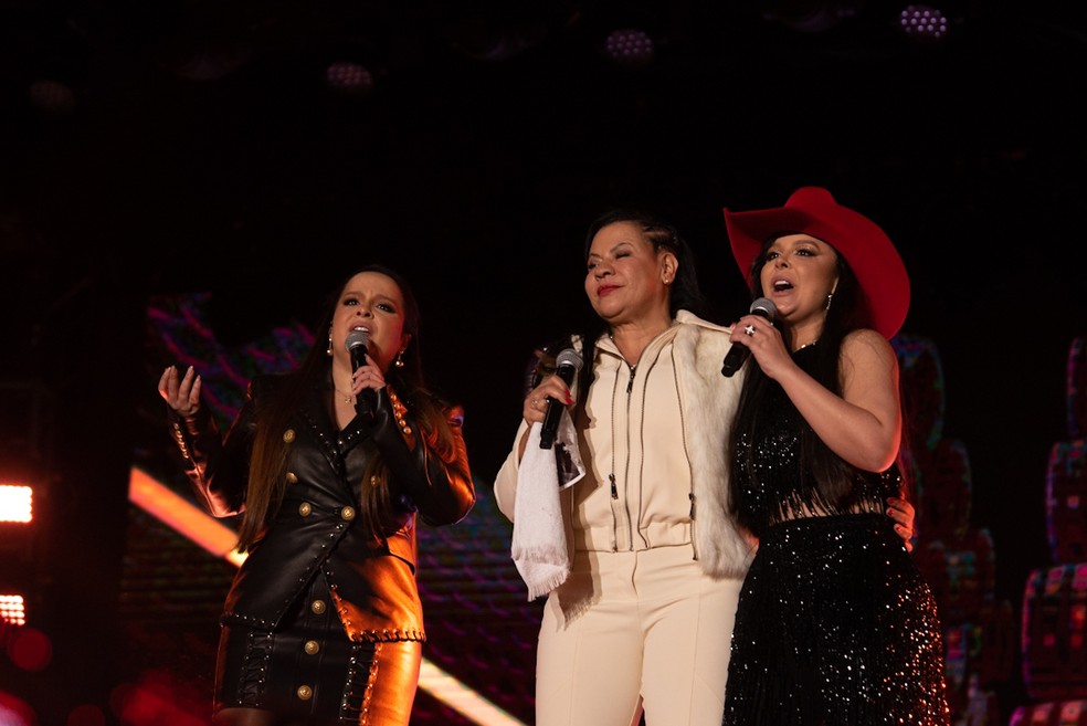 Mãe de Marília Mendonça se emociona ao dividir palco com Maiara & Maraisa