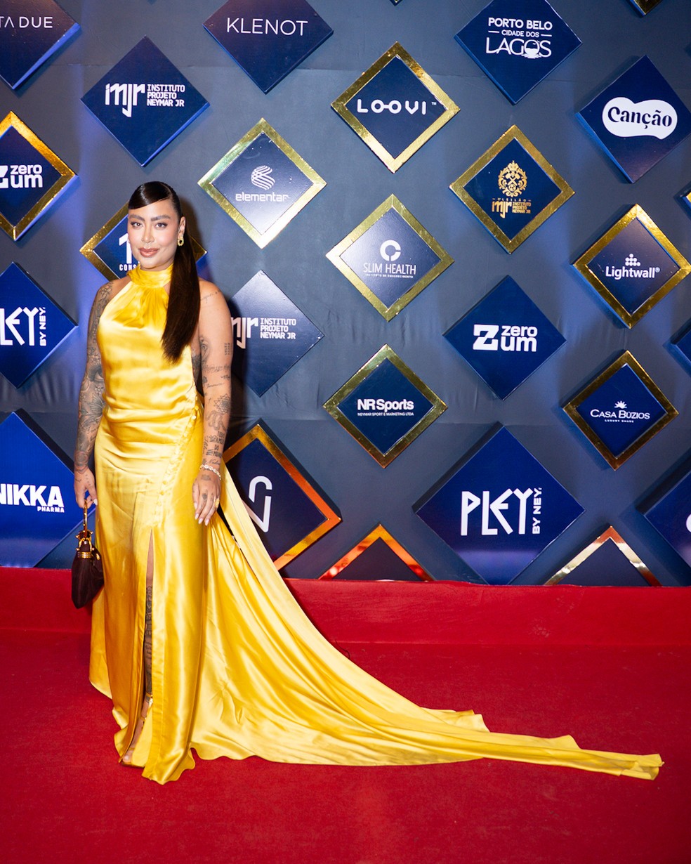 Rafaella Santos usa look amarelo ovo em leilão de Neymar; fotos e vídeo