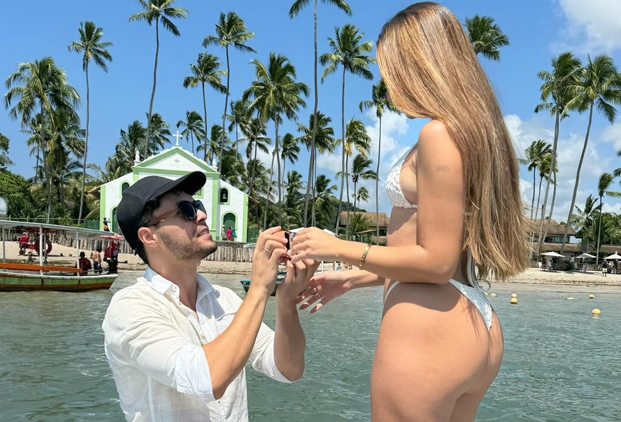 Musa do OnlyFans que vende água do banho para pagar noivado é pedida em casamento