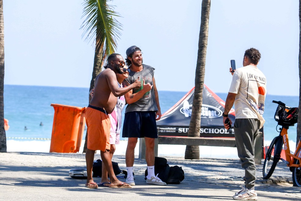 Chay Suede treina boxe à beira da praia no Rio de Janeiro