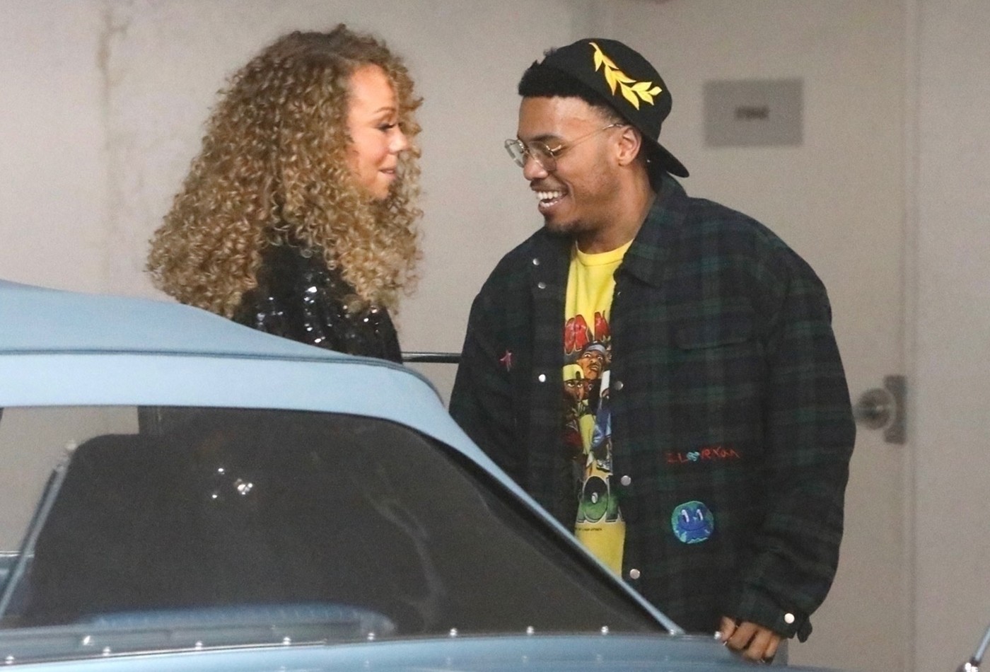 De cabelos cacheados, Mariah Carey janta com rapper e gera boatos de affair