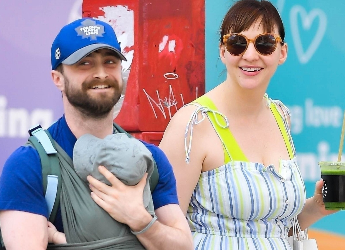 Daniel Radcliffe passeia com o filho e a namorada em Nova York