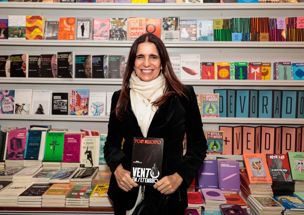 Malu Mader beija em Tony Bellotto em lançamento de novo livro dele