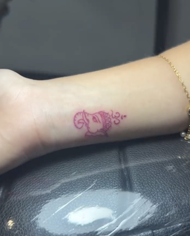Mel Maia faz tatuagem com bambu na Tailândia; confira o resultado!